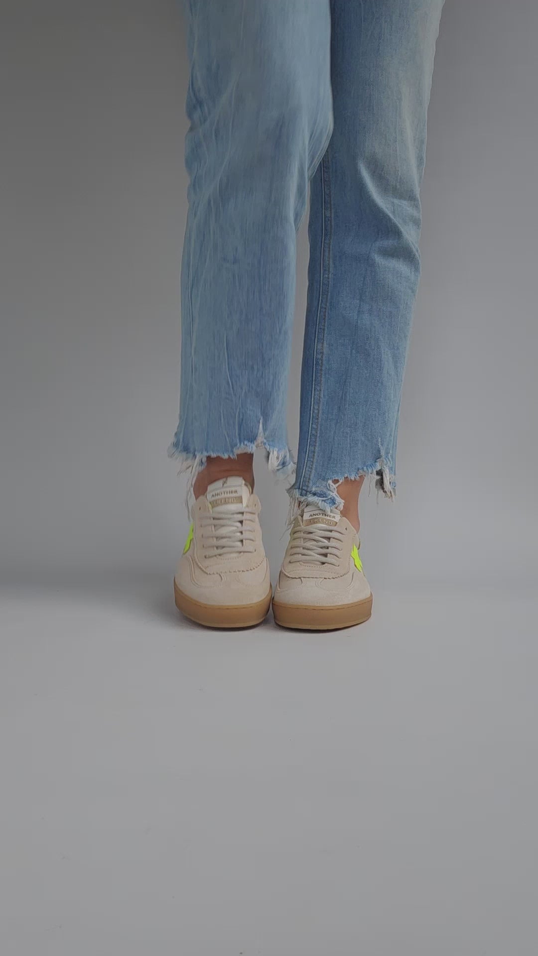 Baskets Another Trend – nude beige rosé & logo vert fluo ...